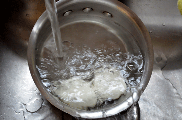 cold-water-egg-rinsing | Hip Chick Digs